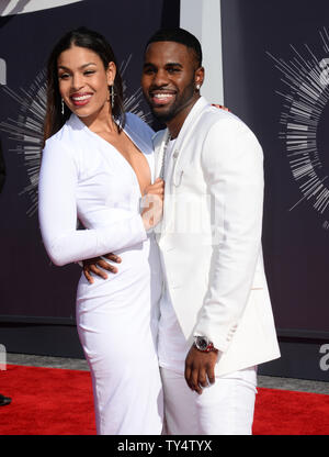Jordin Sparks, left, and Jason Derulo arrives at the Teen Choice Awards ...