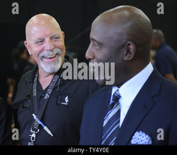 Los Angeles Lakers trainer Gary Vitti walks in to Staples Center with ...