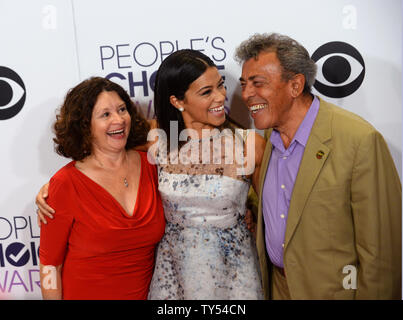 (L-R) Magali Rodriguez, actress Gina Rodriguez and boxing referee ...