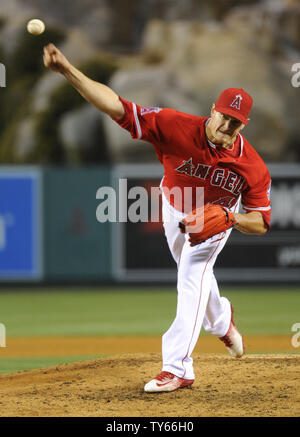 Texas Rangers' Garrett Richards pitches against the Oakland Athletics ...