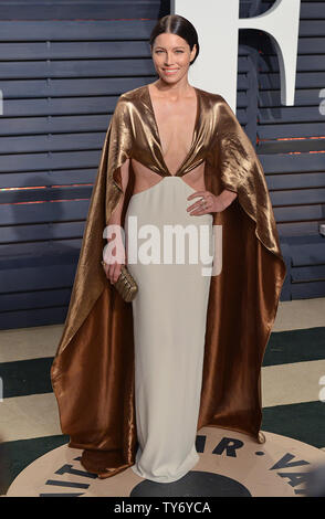BEVERLY HILLS - FEBRUARY 26: Jessica Alba attends the Vanity Fair Oscar ...