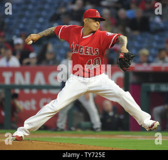 Los Angeles Angels pitcher Jesse Chavez works against the Oakland ...