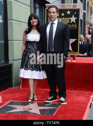 Carol Goldsmith (L) and Aaron Goldsmith, the wife and son of Oscar ...