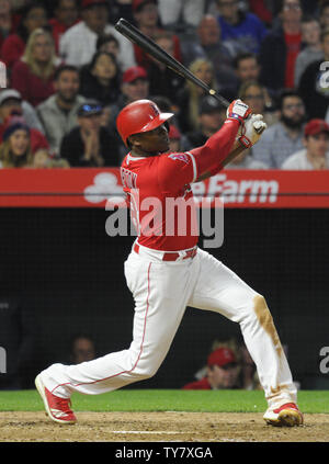 Los Angeles Angels' Justin Upton (10) hits a single against the Oakland ...