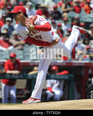 Los Angeles Angels' Shohei Ohtani stands on deck in the eighth inning ...