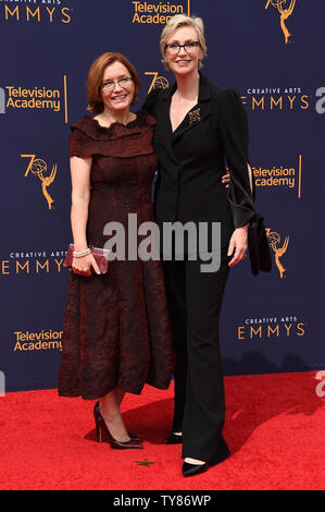 (L-R) Actress Jane Lynch and Jennifer Cheyne attend the Creative Arts ...