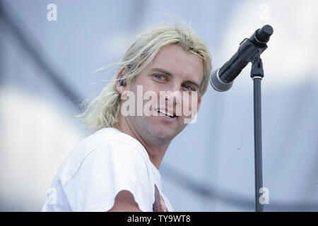 Judah Akers of Judah and the Lion on stage for iHeartRadio Music ...