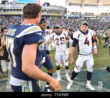 Los Angeles Chargers quarterback Phillip Rivers warms up before an NFL ...