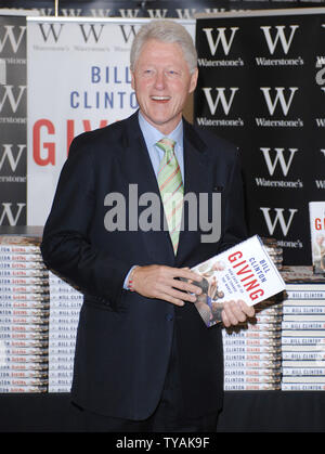 Bill Clinton Book signing at Waterstones in Londonpic David Sandison 12 ...