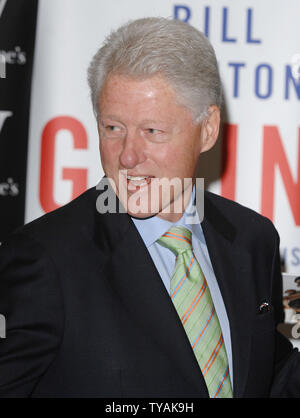 Bill Clinton Book signing at Waterstones in Londonpic David Sandison 12 ...