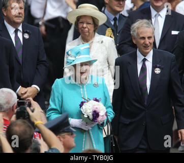 Her Majesty Queen Elizabeth II arrives with Chinese President Jiang ...