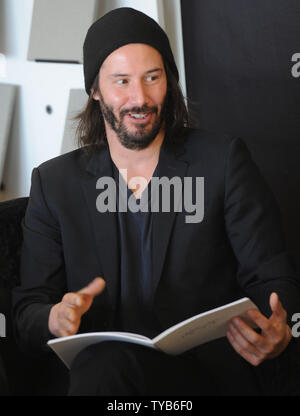 Keanu Reeves at a book signing at Waterstone's, Piccadilly London ...