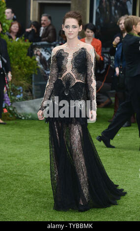 Kristen Stewart attends the "Snow White and the Huntsman" Los Angeles ...