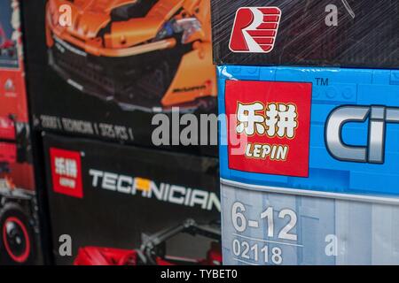 China: Knock-off Lego sets by the Chinese toymaker LEPIN.Photo from 03 ...