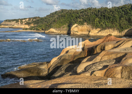 Rote Felsen am Pointe Baptiste bei Calibishie, Parish Saint Andrew ...