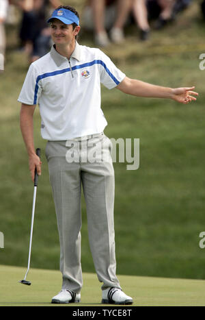 Justin Rose, of England, reacts to missing a birdie putt on the 11th ...