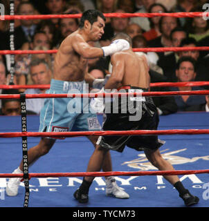 Robbie Peden of Brisbane Australia attacks Marco Antonio Barrera of ...