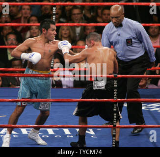 Robbie Peden of Brisbane Australia attacks Marco Antonio Barrera of ...