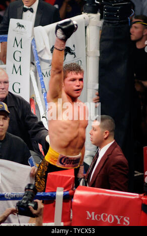 Canelo Alvarez celebrates after defeating Gennady Golovkin in their ...