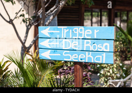 Signpost at tropical resort Stock Photo: 123060898 - Alamy