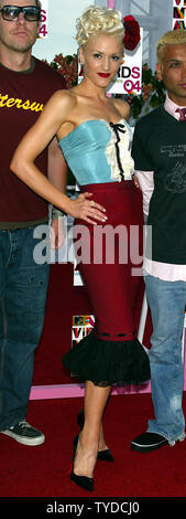 Gwen Stefani poses for pictures at the 2004 MTV Video Music Awards at ...