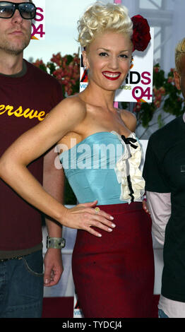 Gwen Stefani poses for pictures at the 2004 MTV Video Music Awards at ...