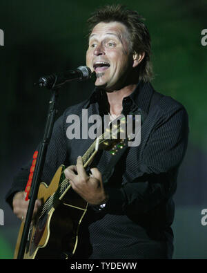 Marty Roe with Diamond Rio, performs in concert, at the Seminole ...