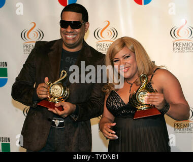 Monchy y Alexandra celebrate winning the tropical genre album of the ...