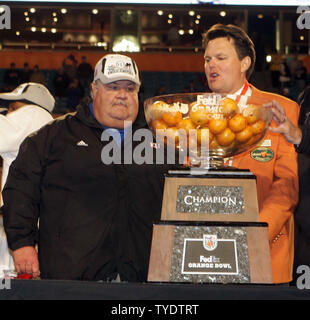 Kansas head coach Mark Mangino and Kansas State head coach Bill Snyder ...