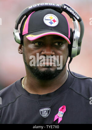 Miami Dolphins head coach Mike McDaniel wears custom shoes honoring the ...