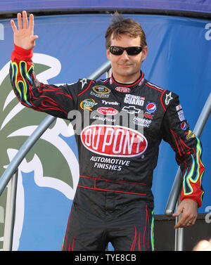 Jeff Gordon waves to the crowd prior to the NASCAR Nextel Pepsi 400 ...