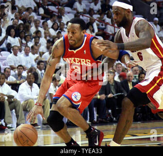 Miami Heat forward Andre Iguodala (28) passes a ball in front of ...