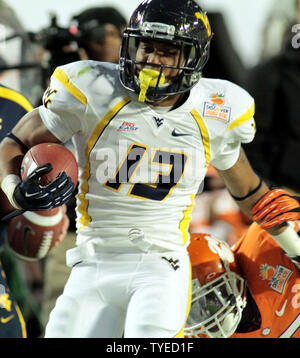 West Virginia Mountaineers running back Tye Edwards (2) runs it in for ...