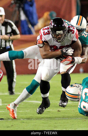 Atlanta Falcons' Michael Turner (33) runs past Carolina Panthers ...