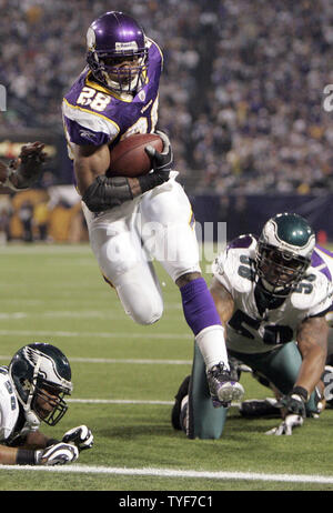 Minnesota Vikings running back Jordan Mason (27) runs the ball while ...