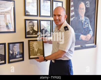 Col. Paul Fitzgerald, 142nd Fighter Wing Commander, visits the 125th ...