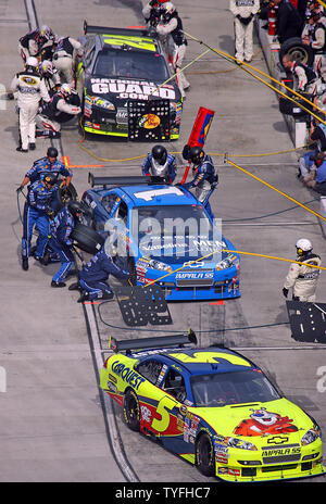 Mark Martin (6) pits during the NASCAR Nextel Cup series Dickies 500 ...