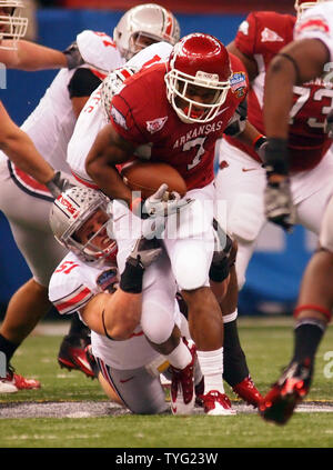 Ohio State linebacker Ross Homan (51) sacks Cincinnati quarterback ...