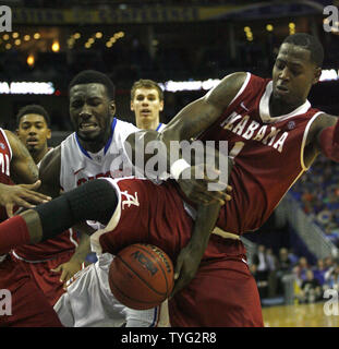 Florida center Patric Young (4) tries to defend as Auburn guard Chris ...