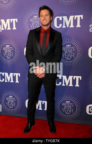 Luke Bryan walks walks the red carpet at the 2012 CMT Artists of the ...