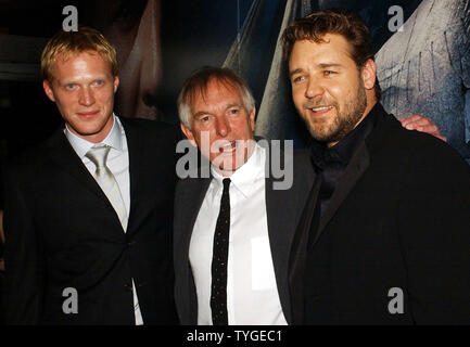 PAUL BETTANY, PETER WEIR, RUSSELL CROWE, MASTER AND COMMANDER: THE FAR ...
