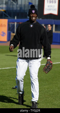 New York Mets' Mike Cameron circles the bases after his two-run homer ...