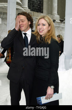 Chelsea Clinton and boyfriend Ian Klaus pose for pictures at the ...