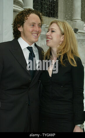 Chelsea Clinton and boyfriend Ian Klaus pose for pictures at the ...