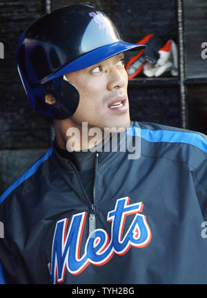 New York Mets second baseman Cody Bohanek (10) throws to first base ...