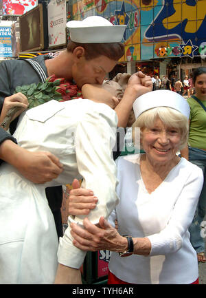 86 year old Edith Shain, the original nurse in the 1945 VJ Day photo ...