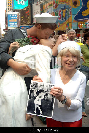 86 year old Edith Shain, the original nurse in the 1945 VJ Day photo ...