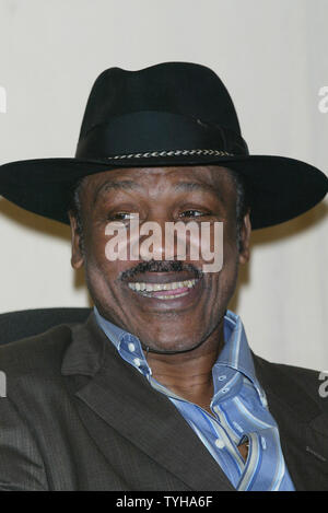 Joe Frazier signs copies of his new book "Box Like The Pros" at Barnes ...