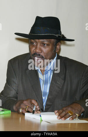 Joe Frazier signs copies of his new book "Box Like The Pros" at Barnes ...