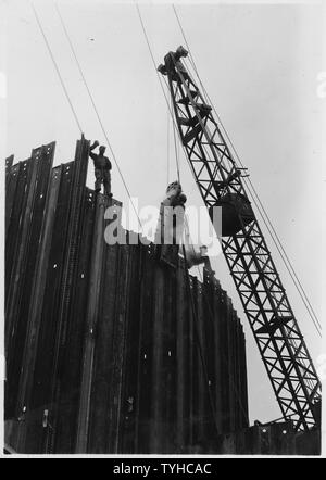 Putting down steel sheet piling in cofferdam cells Stock Photo - Alamy